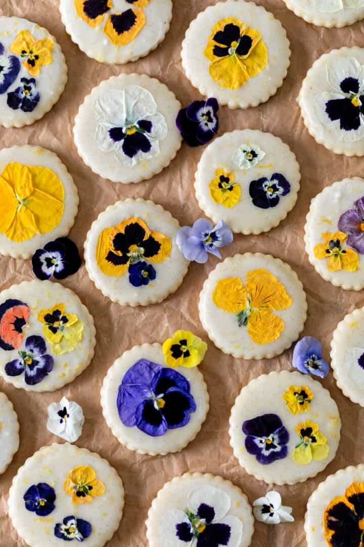 Pressed Flower Cookies (Sugar Cookies with Edible Flowers) - Belle ...